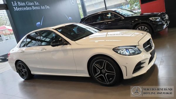 So Sánh Mercedes C300 AMG Và BMW 330i M-Sport - Mercedes Hà Nội